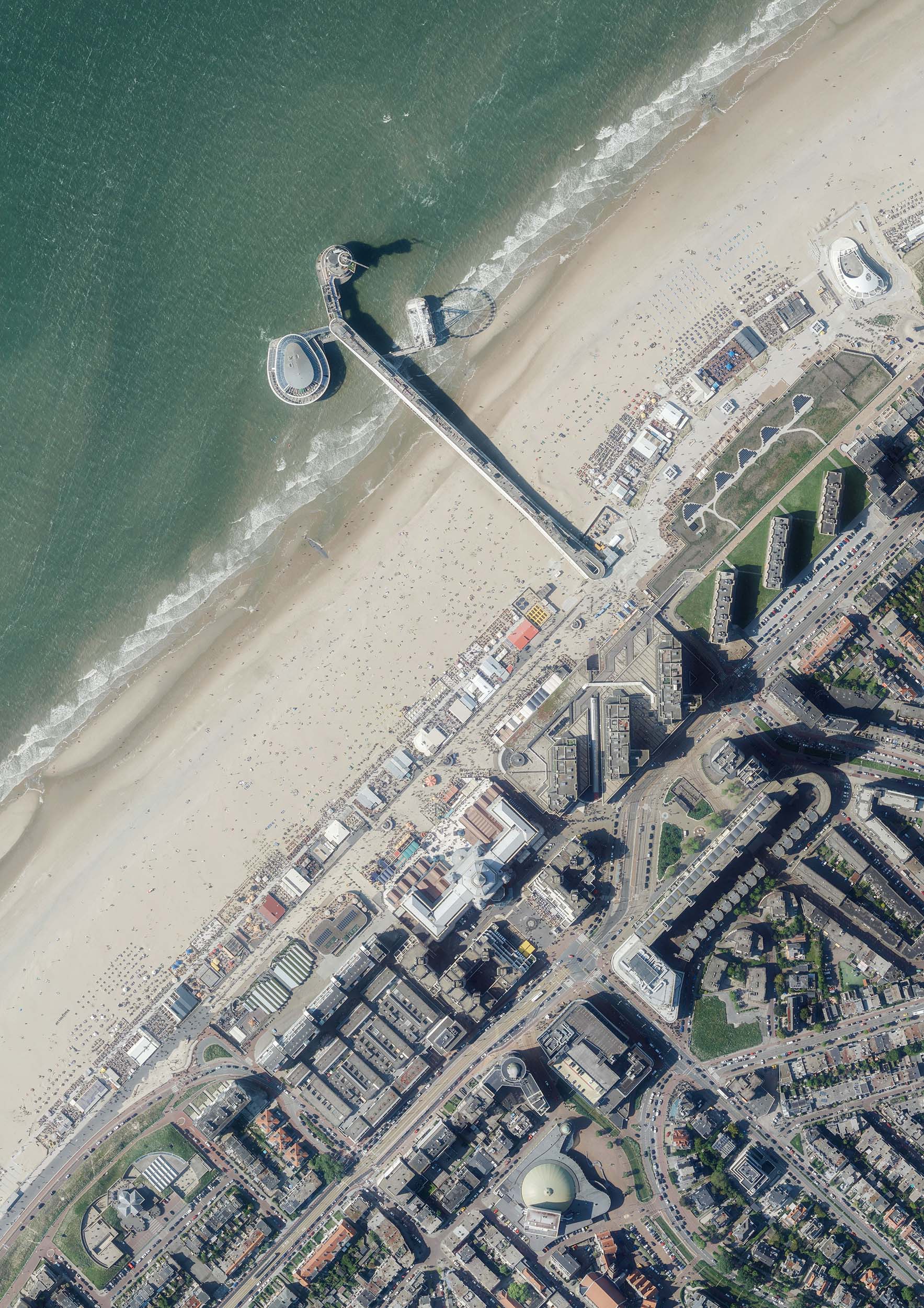 Luchtfoto strand van Scheveningen op poster,dibond en meer - Earth Art